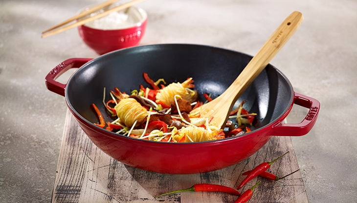 Set WOK de fonta STAUB 30cm +Capac sticla+ Paleta+ Gratar+Sticks (Negru ...